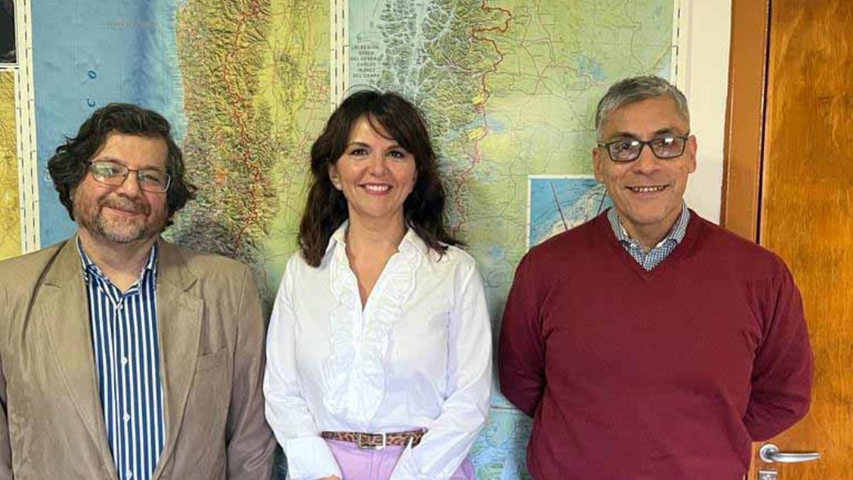 Piden a cónsul chileno interceder por cobro en dólares de la barcaza