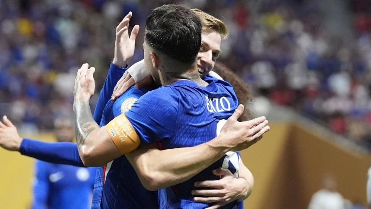 Chelsea arrancó con victoria y gol de Enzo Fernández