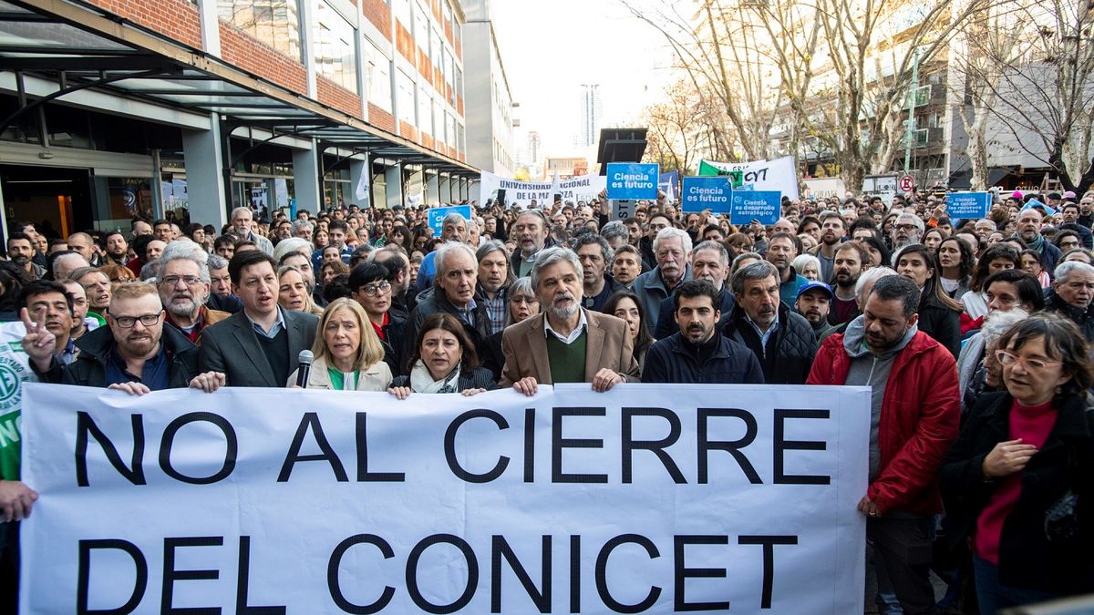 Masiva convocatoria en defensa de la ciencia