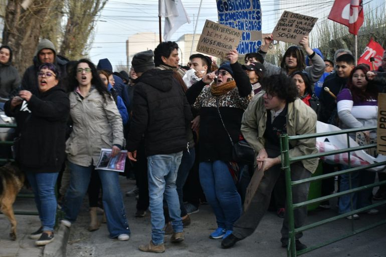 Martín Menen fue recibido con insultos y huevazos en Río Gallegos