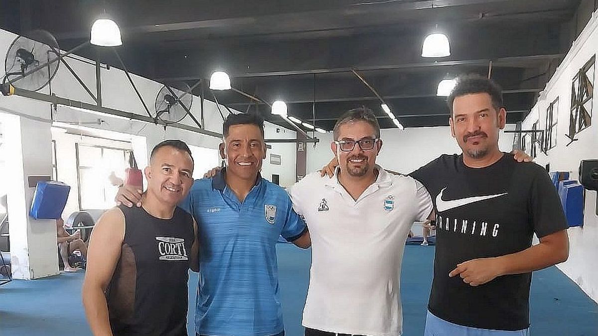 Omar Narváez y Ruperto Ruiz trabajan con el seleccionado nacional de boxeo