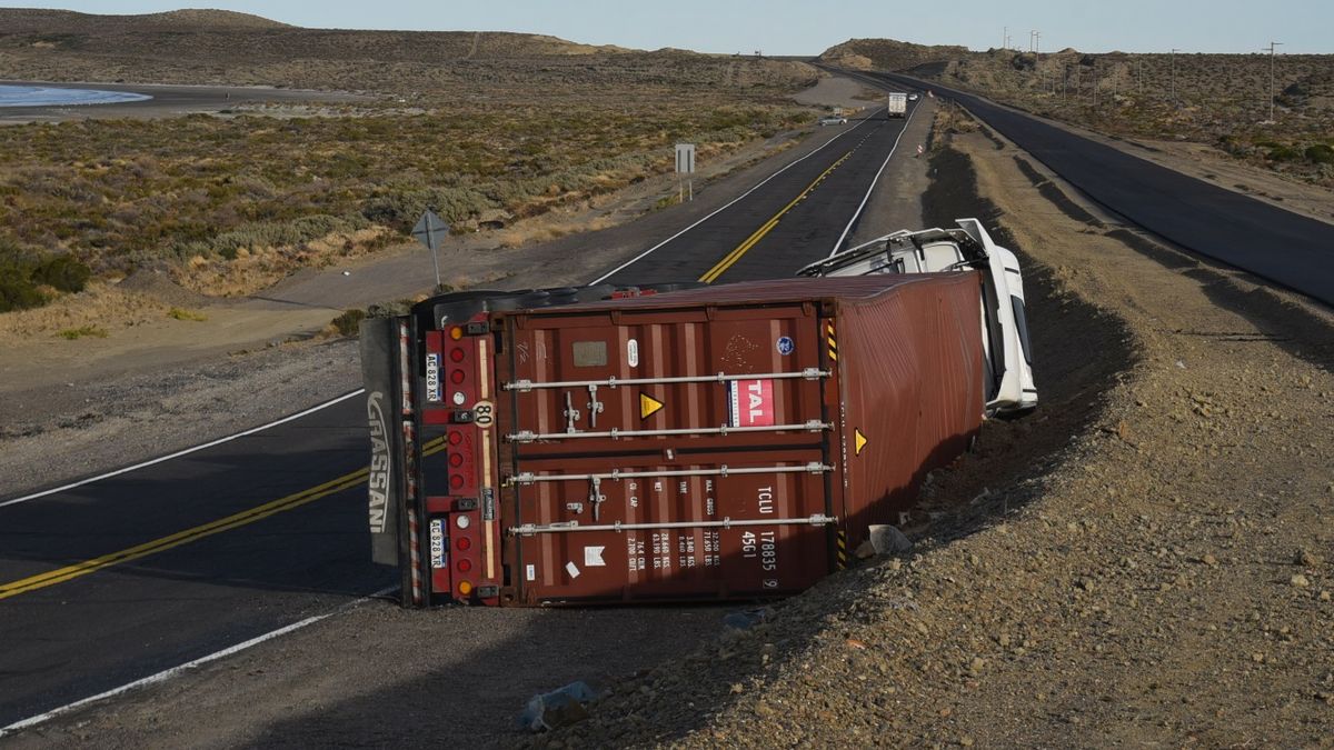 Volcó camión que transportaba container en curva de La Calera